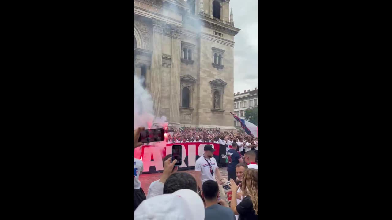 PSG supporters fill Budapest square with flares and chants ahead of ...