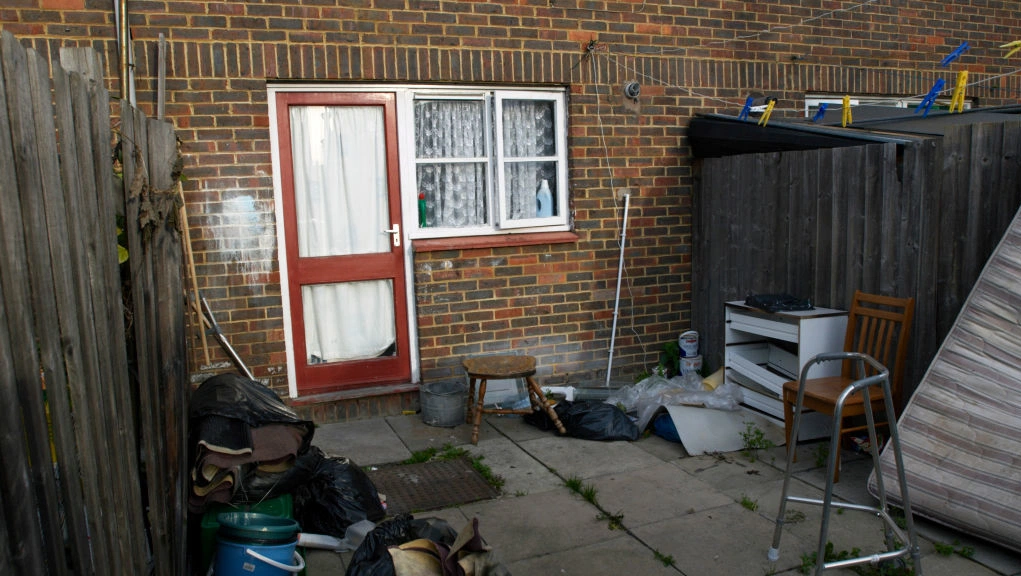 Resolving conflicts with messy neighbors