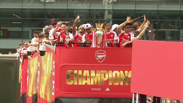 Arsenal begin trophy parade after topping Premier League
