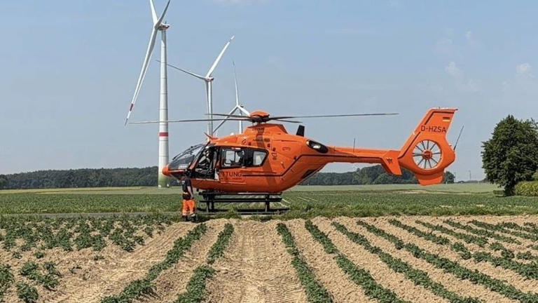 Rettungshubschrauber landet auf dem Feld