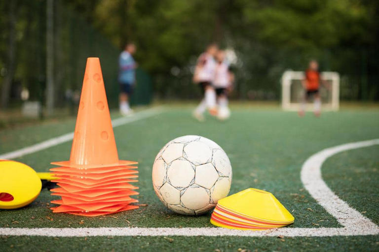 6 hadiah untuk pacar pecinta sepak bola, bikin dia terkesan!