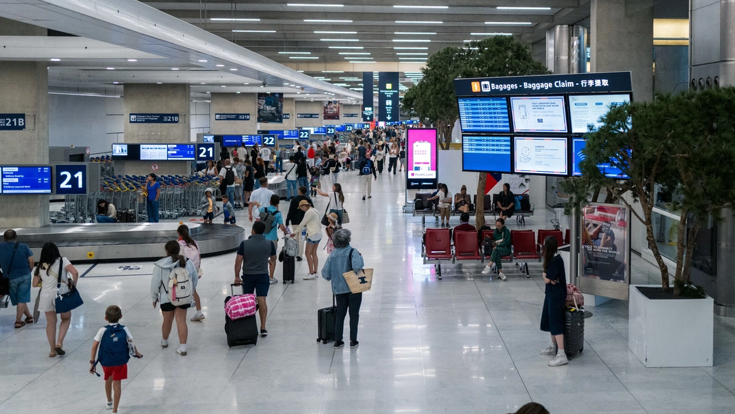 8 luggage colors and features linked to theft risk