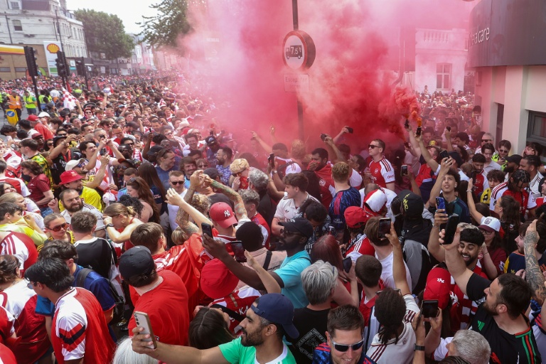 Arsenal set aside loss to PSG with bus parade celebrating Premier ...