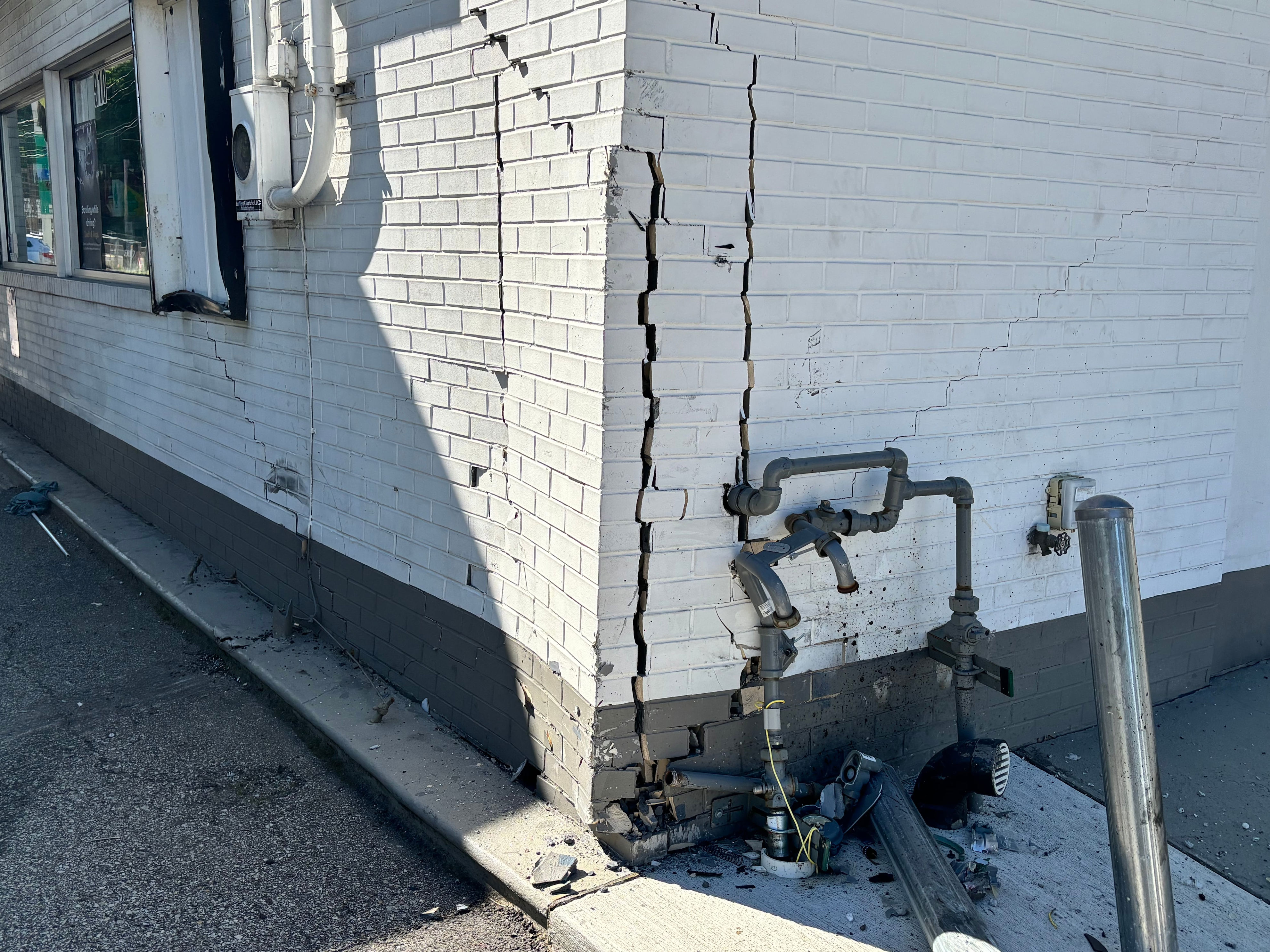 Convenience store gas meter damaged in overnight crash
