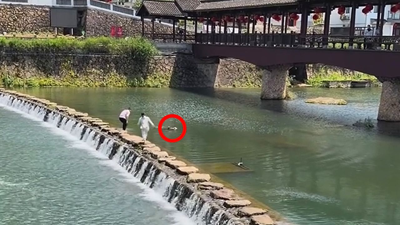 Good Samaritans rescue elderly woman floating near river dam in China