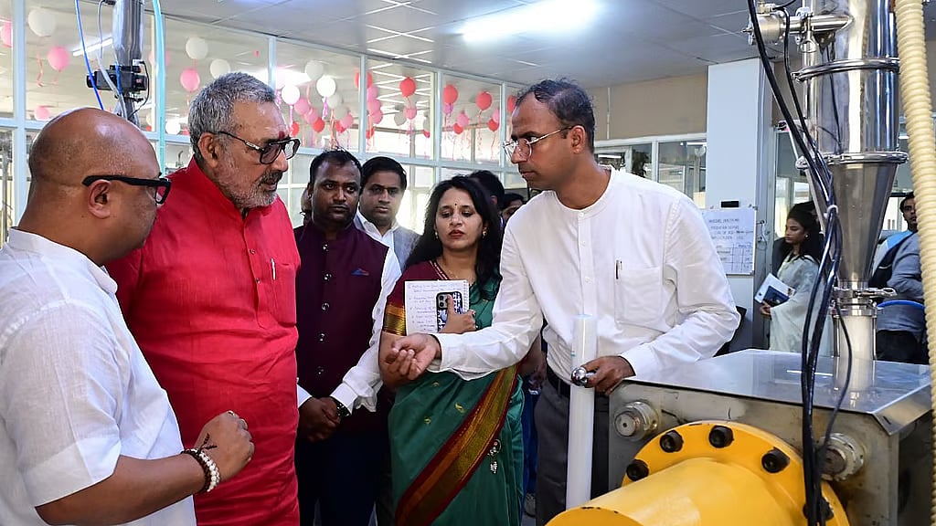 Giriraj Singh flags off medical textiles testing lab at AMTZ