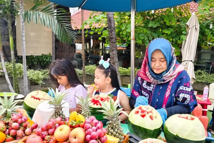 Seni carving buah, asah kreativitas ibu dan anak di Surabaya