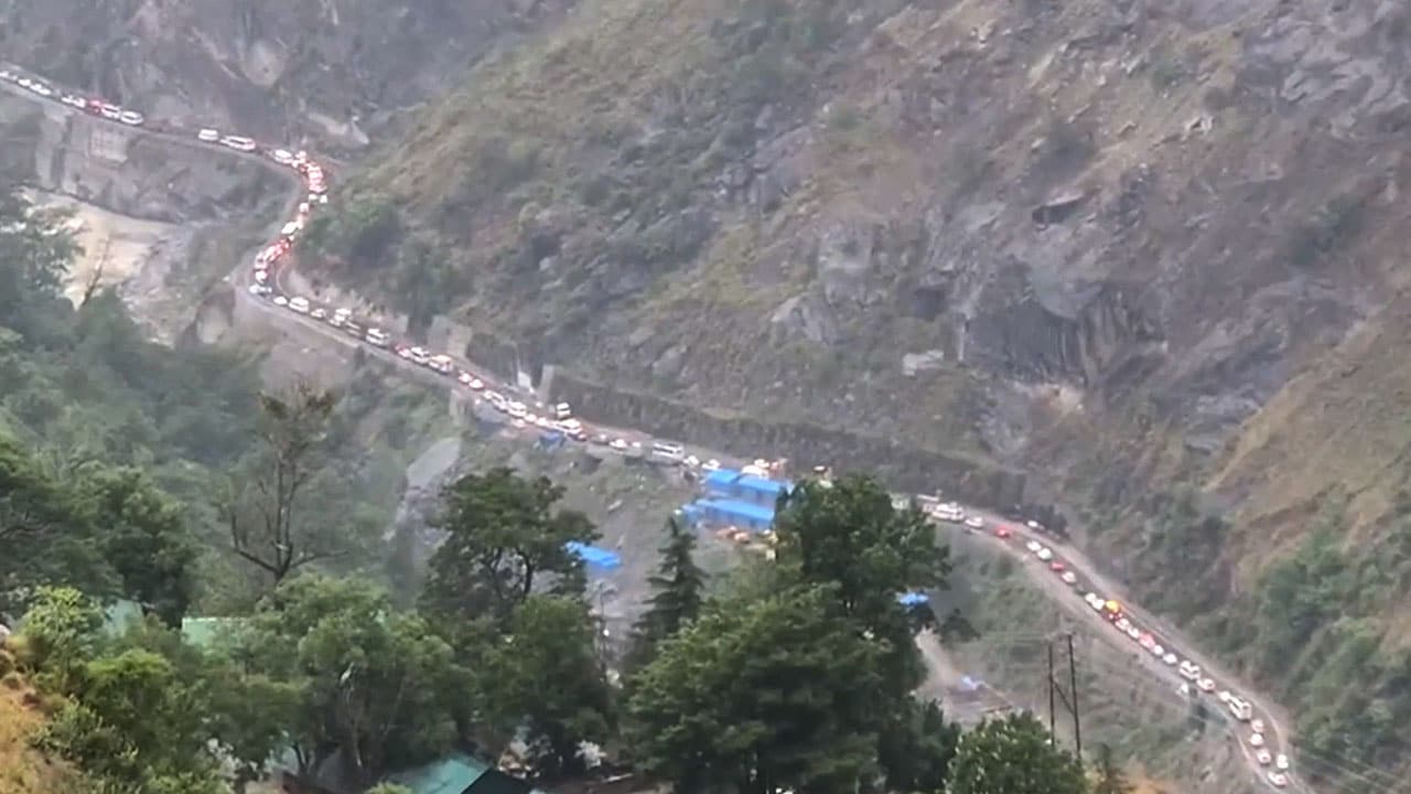 Vehicles stuck in long queues on Joshimath-Badrinath highway