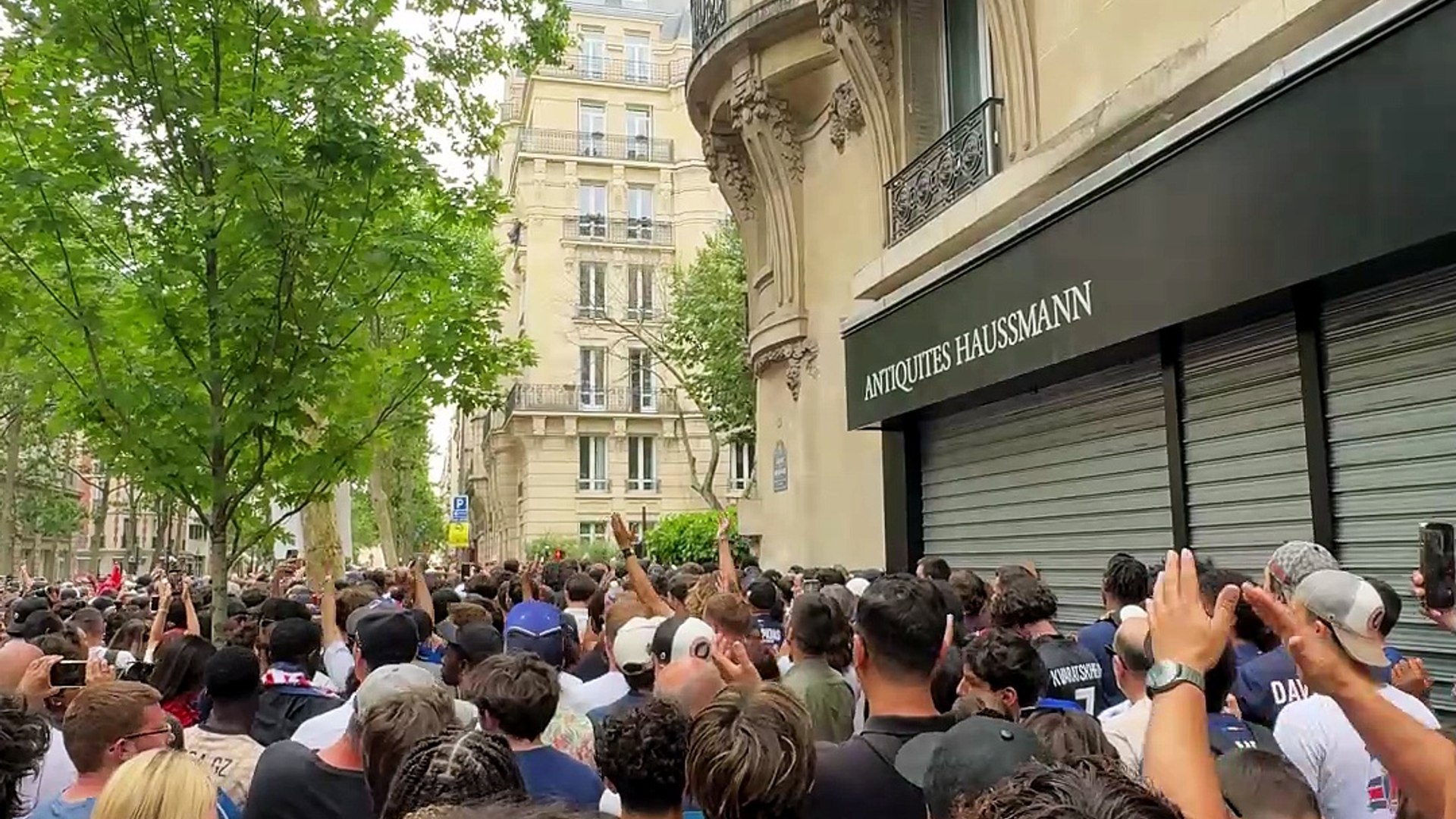 Les supporters sont déjà en nombre au Champs-de-Mars - Foot - Ligue des ...