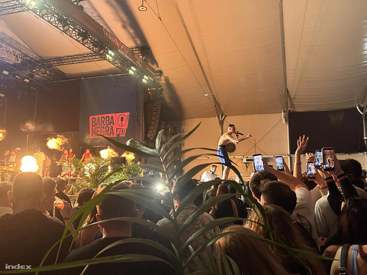Káoszba fulladt Travis Scott csepeli koncertje, mentőre is szükség volt
