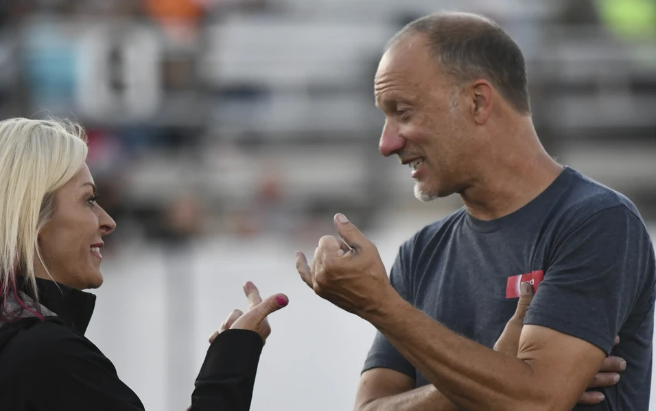 Angie Smith claims No. 1 spot and bonus win amid team crisis