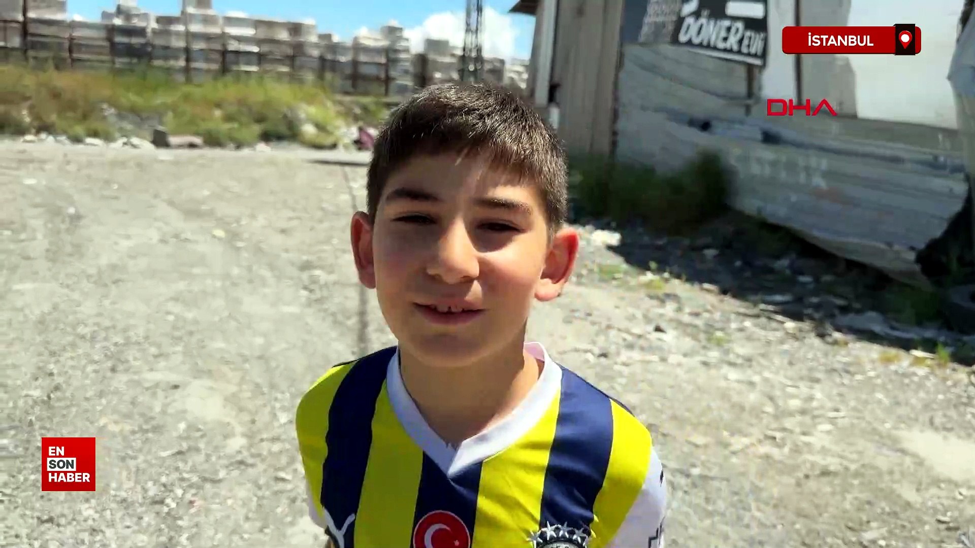 İstanbul'da 3 yıldır gelen leylek çifti yuvalarında yavrularını büyütüyor
