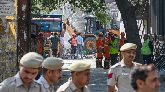 Delhi building collapse caught on camera: 6 dead, 10 injured so far in ...