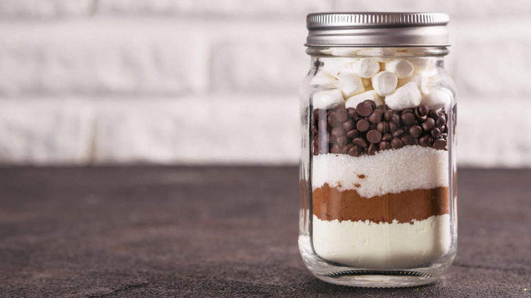 How to transform mason jars into a stunning DIY dining table centerpiece