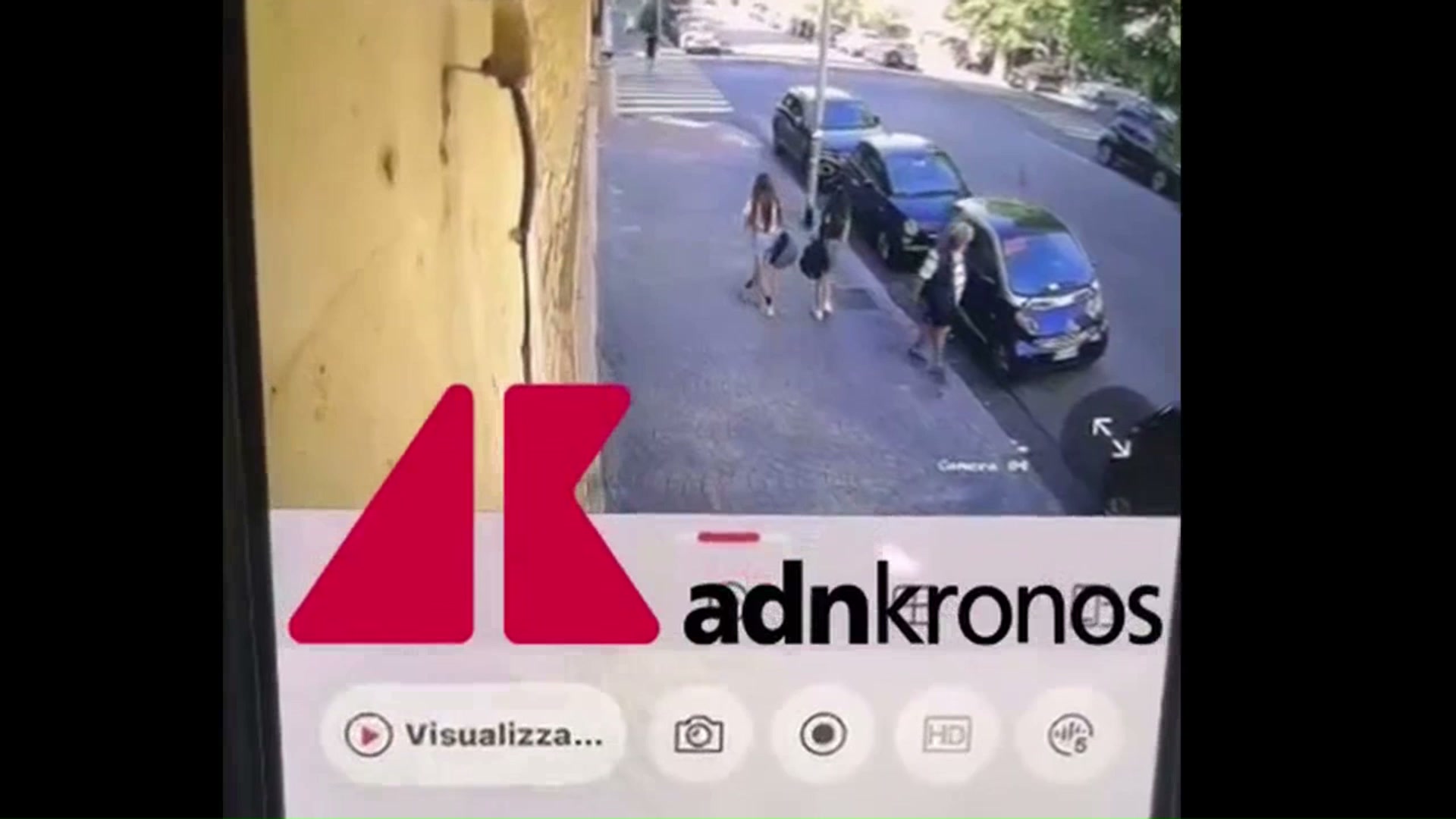 Ostia, auto inseguita da polizia investe due ragazze - Ecco il video ...