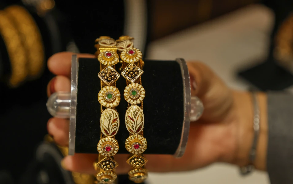 Gold holds steady as silver dips amid global uncertainty