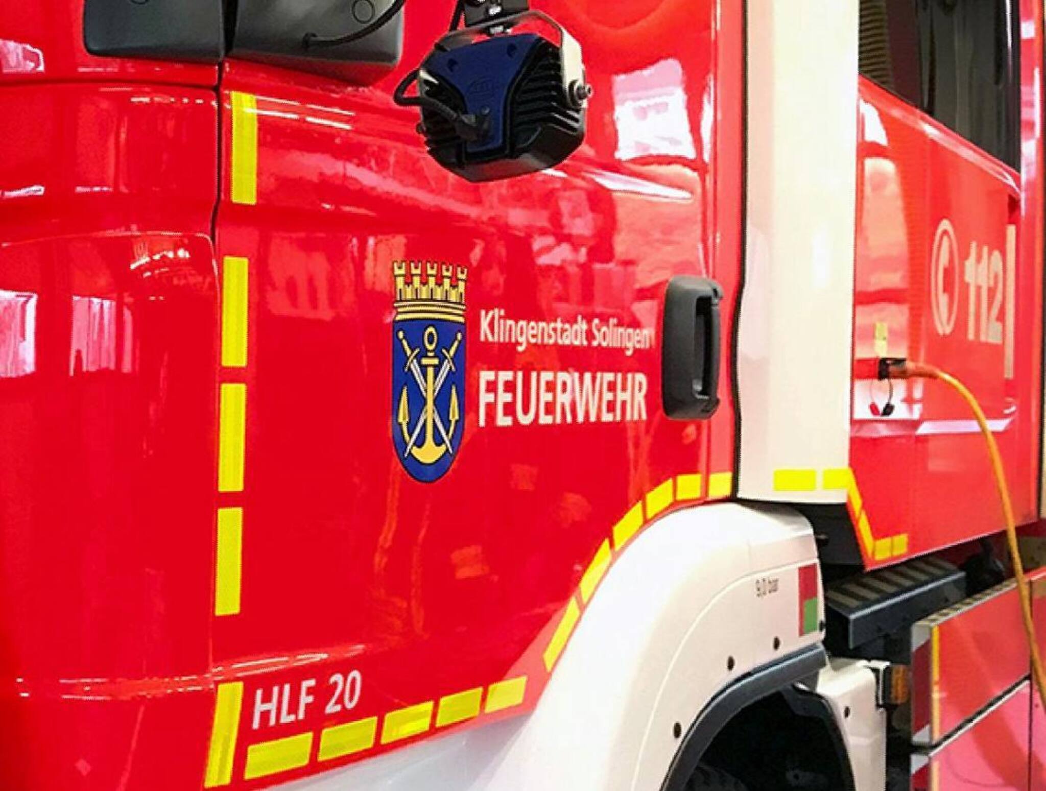 Baum fällt bei Gewitter auf die Remscheider Straße