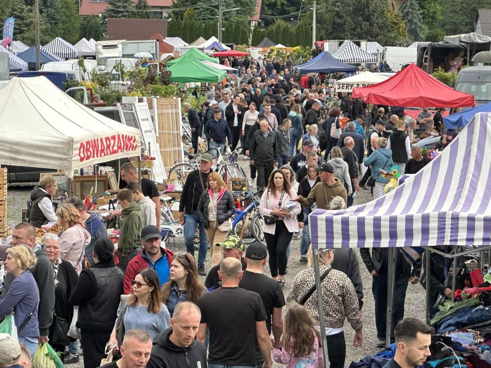 Tłumy na giełdzie w Miedzianej Górze w ostatnią niedzielę maja. Zobacz ...