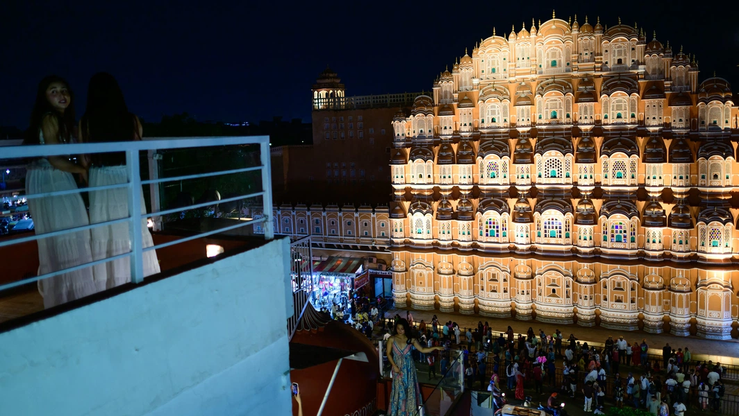 American couple's ₹10 lakh India trip sparks online debate