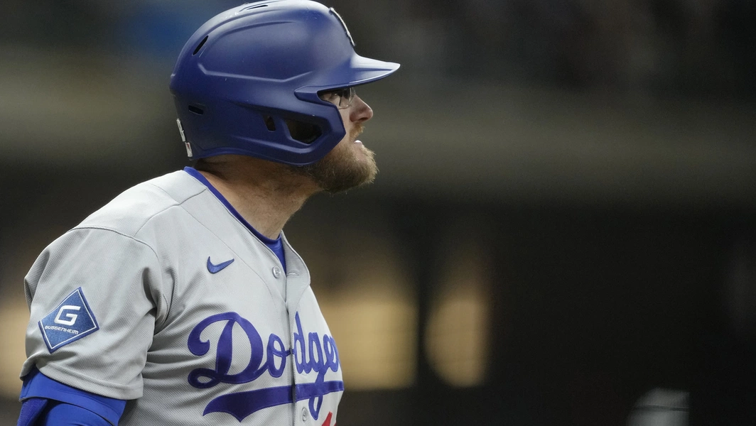 Max Muncy sits vs Phillies amid lingering wrist pain
