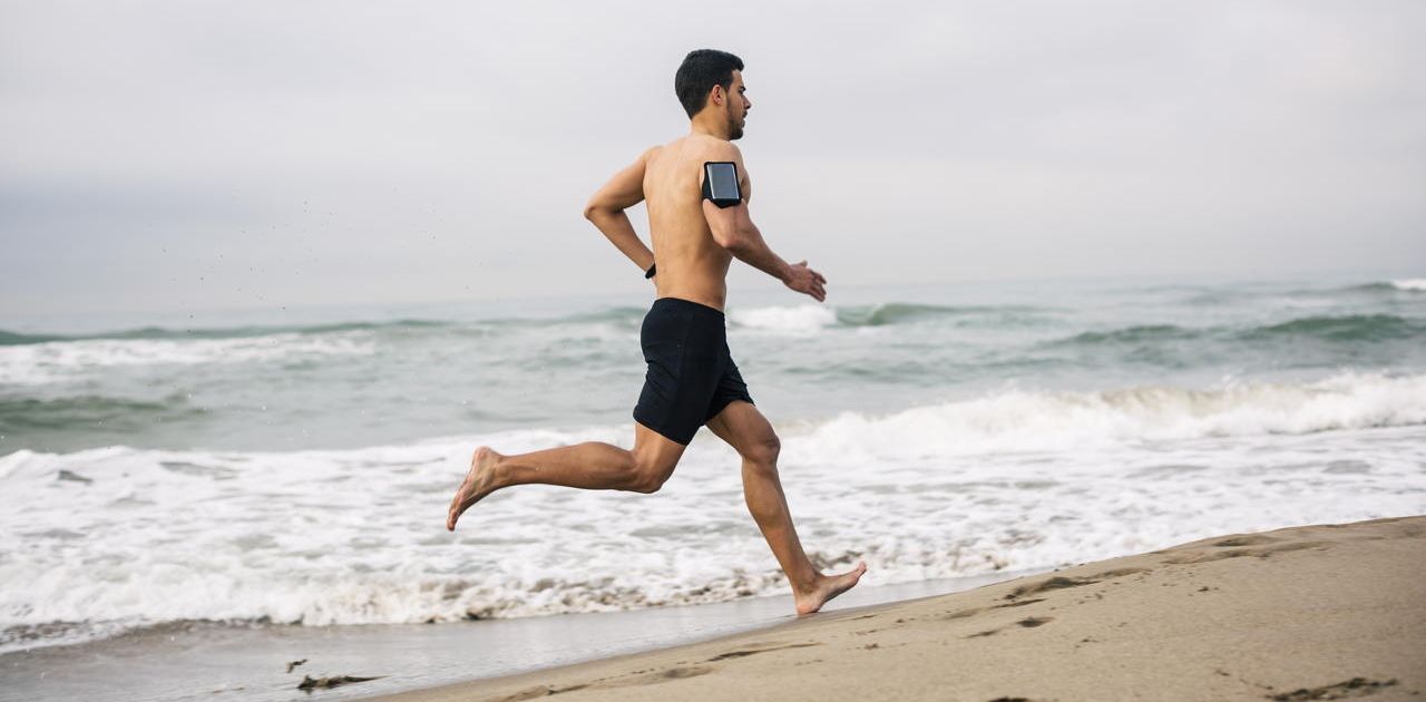 Correre in riva al mare: ecco come cambia il tuo allenamento in vacanza