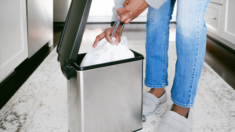 12 tips for keeping your kitchen garbage can clean