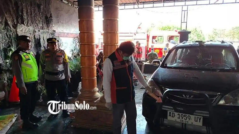 Niat rebus daging kurban berujung apes, Avanza dan Shogun ikutan gosong