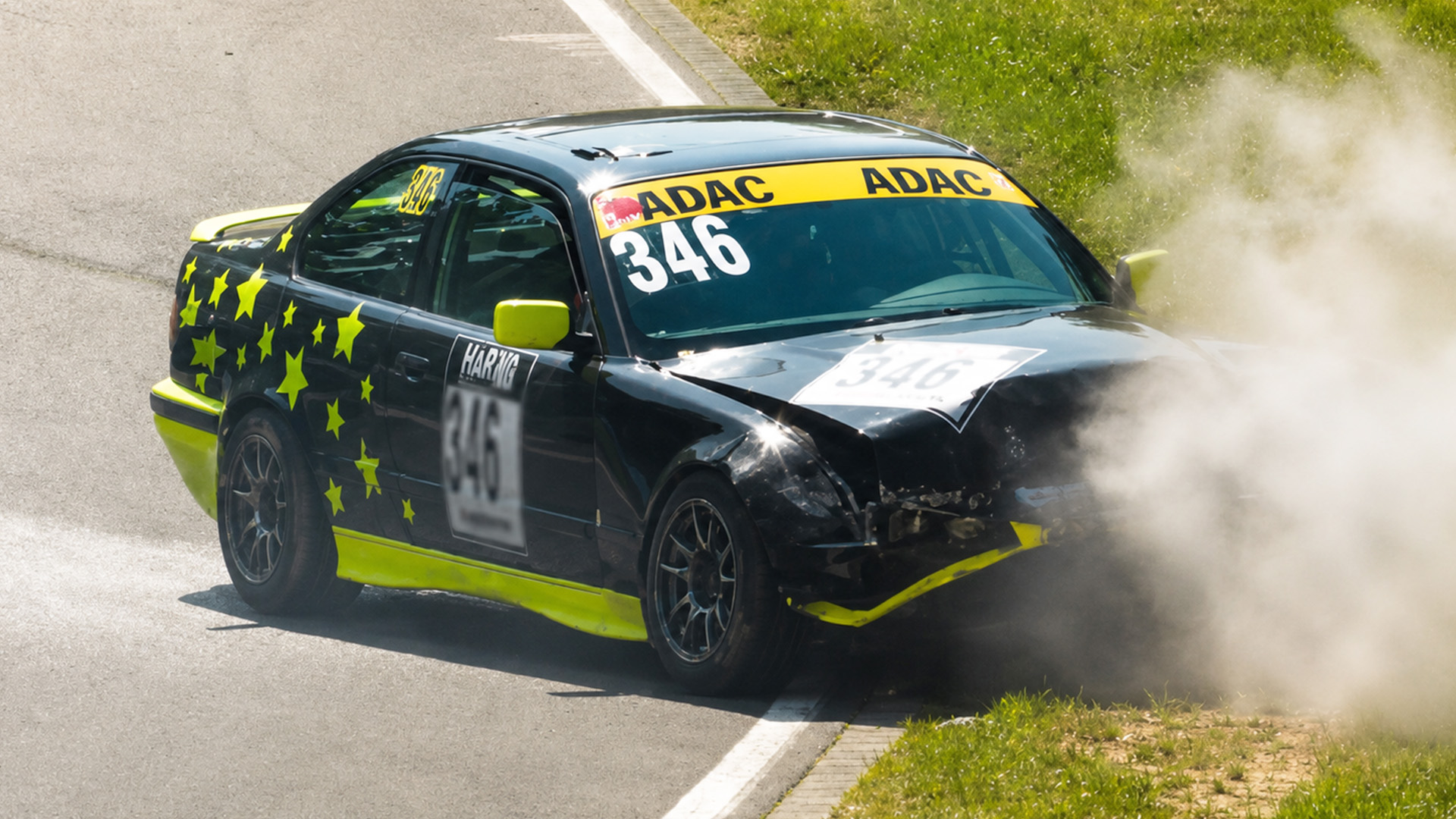 Bekijk hoe deze schokkende Nürburgring-crash zich in enkele seconden ...