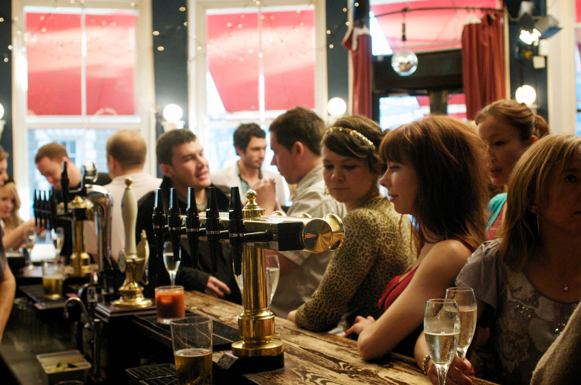 ‘Snaking’ is the diabolical phenomenon taking over pubs — and bar staff ...