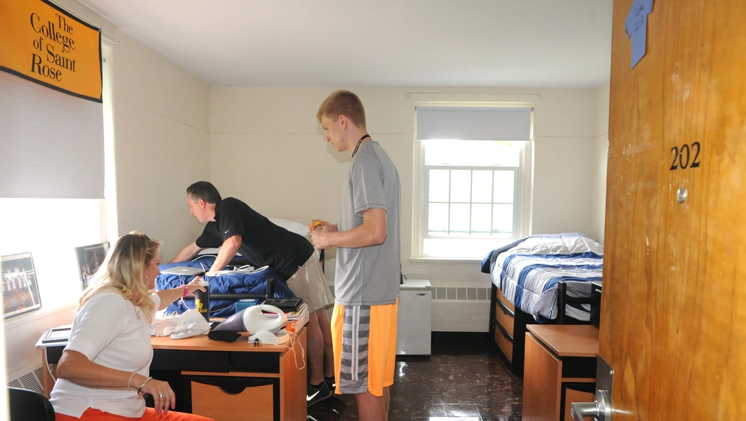 5 funniest dorm door notes and decorations