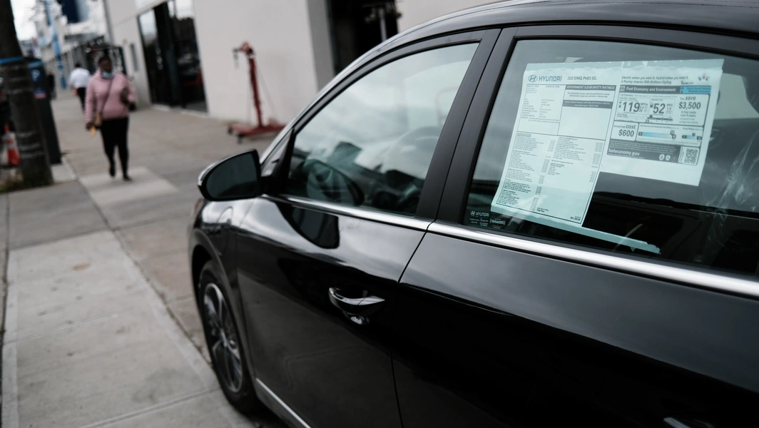 US auto sales slump as buyers pivot to hybrids, sedans