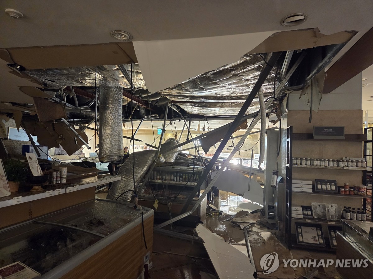 천장 무너진 부산 백화점 이틀째 휴점…"전 지점 안전 점검"