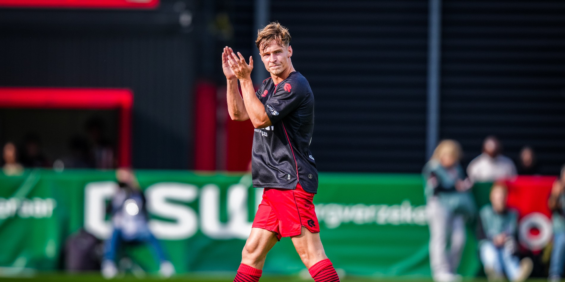 Maker van 10 Eredivisie-goals zinspeelt op transfer: 'Ik zit hier al ...