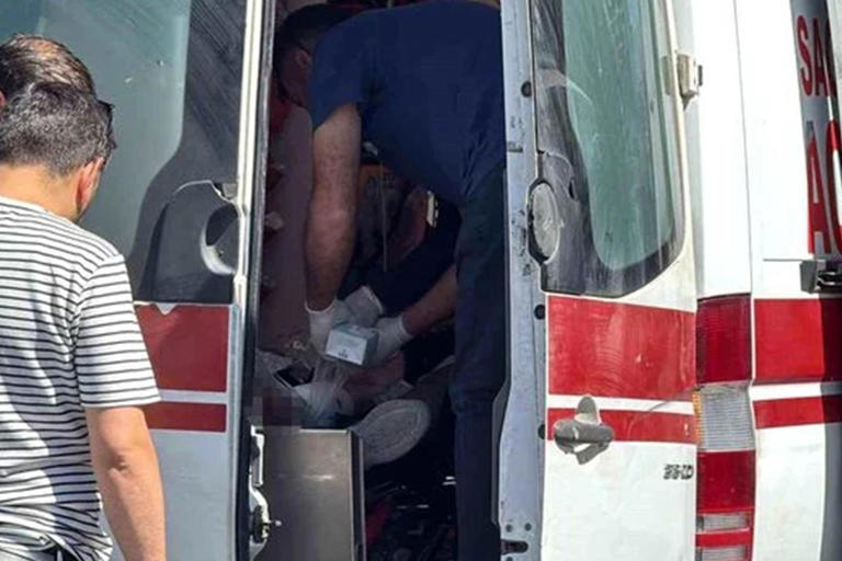 Alkol aldığı arkadaşı tarafından bacaklarından vuruldu