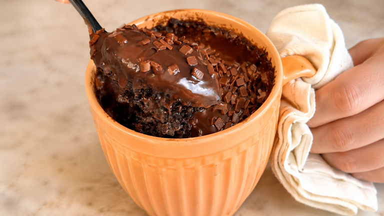 Bateu vontade de doce? O bolo de caneca de chocolate do TudoGostoso que ...