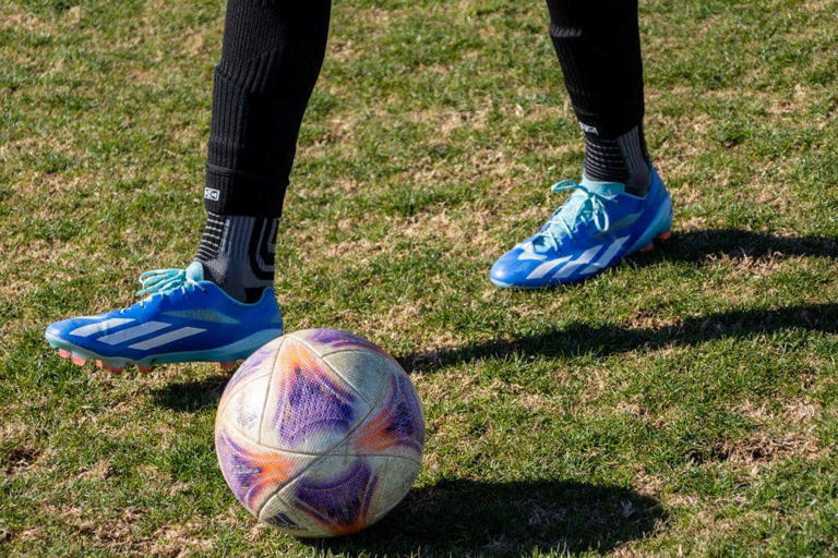 6 hadiah untuk pacar pecinta sepak bola, bikin dia terkesan!