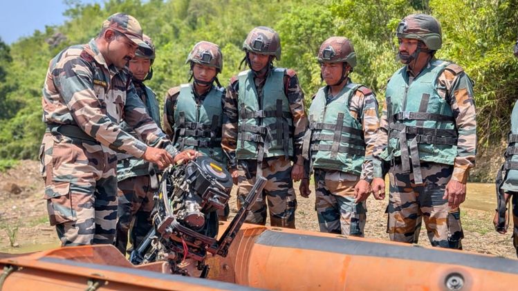 Assam Rifles conducts boatmanship training in Mizoram for monsoon ...