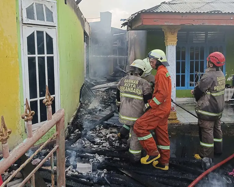 Rumah bulat dan dua kontrakan di Marpoyan Damai ludes terbakar, motor ...