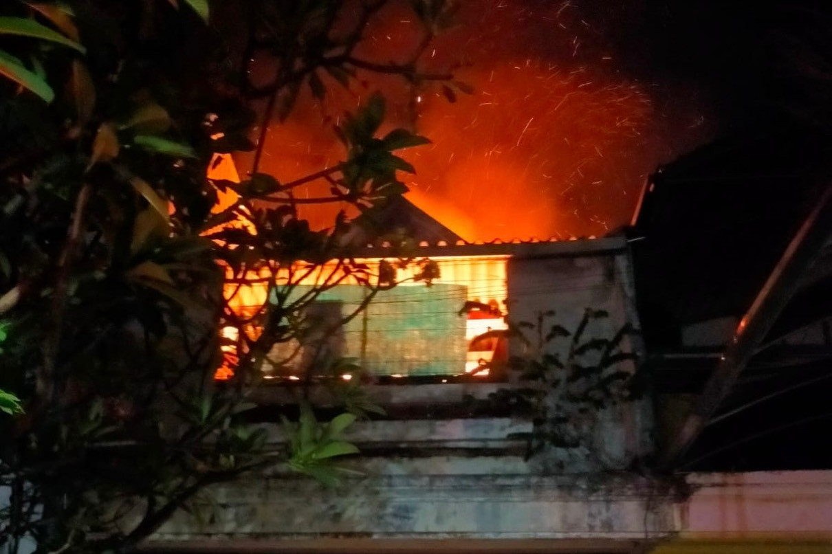 Perempuan tewas dalam kebakaran ruko sepeda di Surabaya