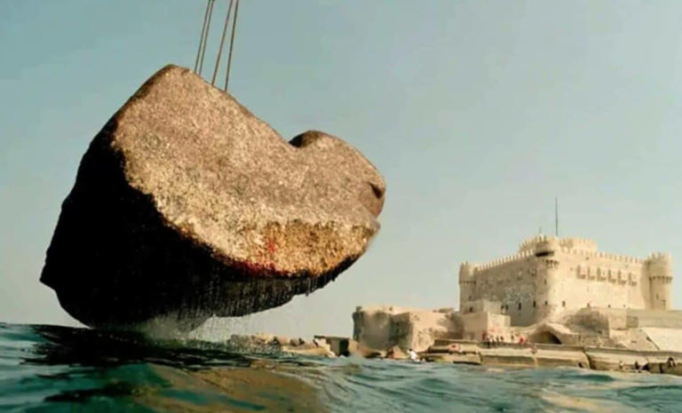 Archaeologists lift 80-ton stones from the sea, revealing a lost ...