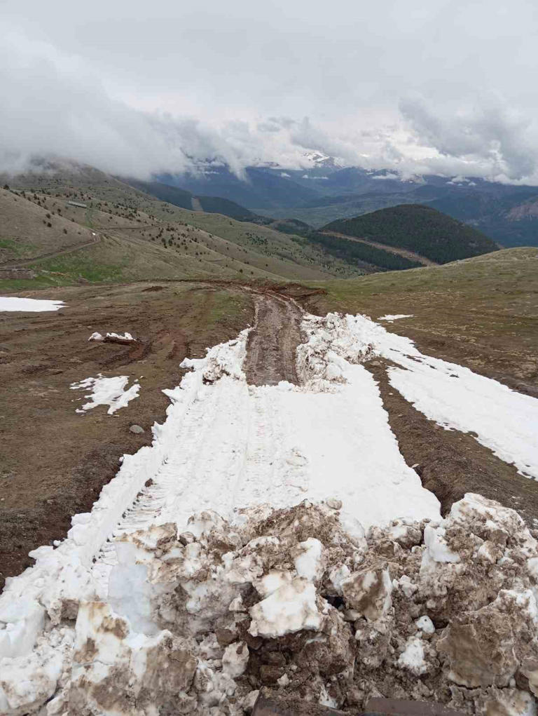 Karla kaplanan yayla yolunu belediye ekipleri açtı
