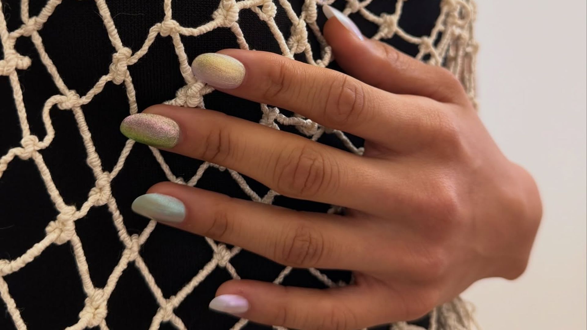 'Rainbow fish nails': la manicura inspirada en el mar se convierte en ...