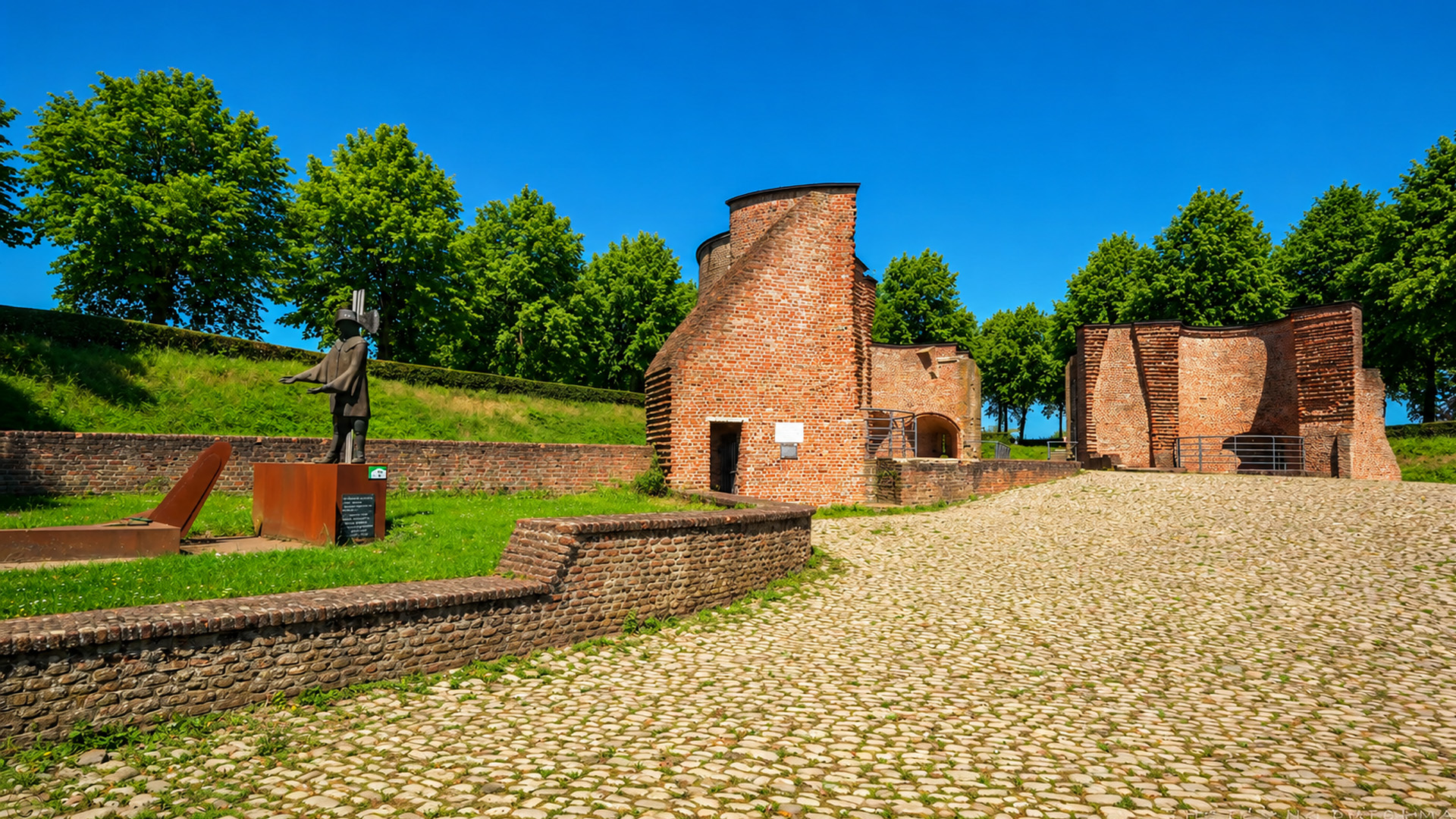 Hulst Netherlands offers a beautiful medieval fortress walk (4K)