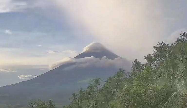 Pyroclastic flow ongoing at Mayon Volcano — PHIVOLCS