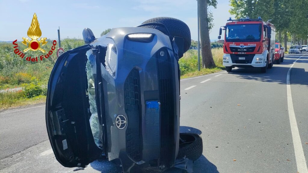 Auto contro un platano e ribaltata su un fianco: giovane estratta dai ...