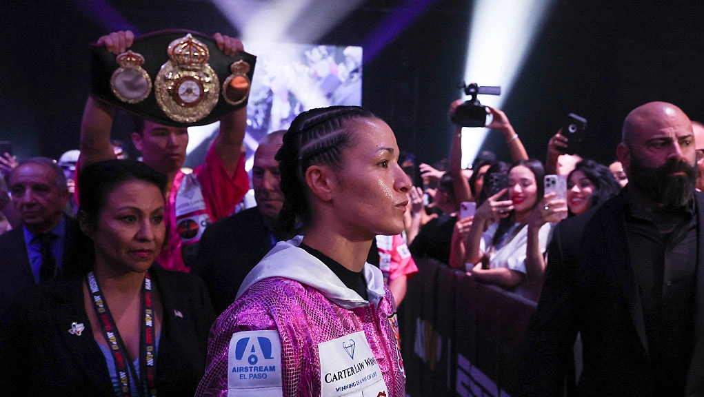 Han edges Holm in disputed majority decision to retain title