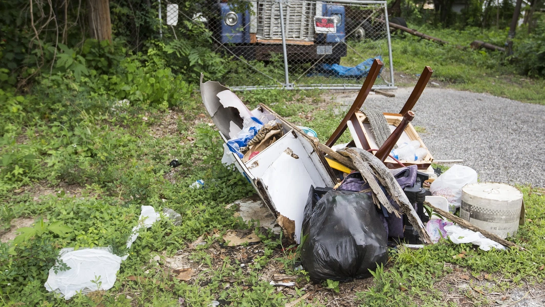 Resolving conflicts with messy neighbors