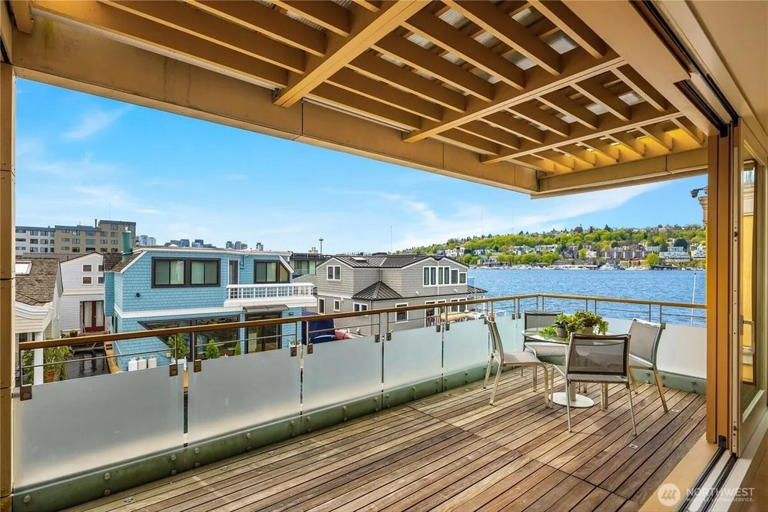 Designer floating home in Seattle with ‘rare’ underwater basement gets ...