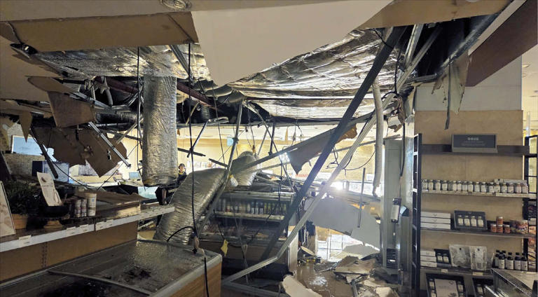 Ceiling collapse at Busan Lotte Department Store; no casualties