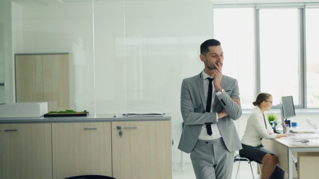 15 signs your boss has no business leading a team